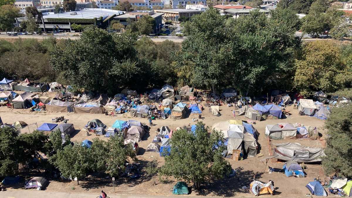 Santa Cruz Benchland campers wait until last minute to begin frantic ...