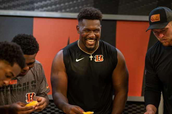 Bengals rookies try Cincinnati chili for the first time: here's how it went