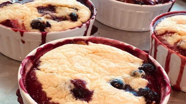 WMTW's Jim Keithley makes berry cobbler with his mom
