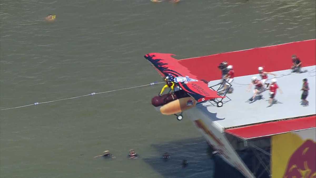 Thousands gather for Flugtag