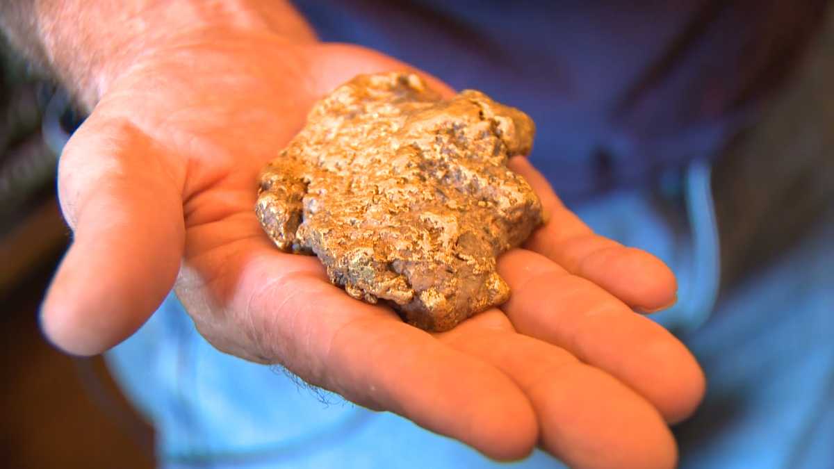 Striking it rich! Prospector finds giant gold nugget