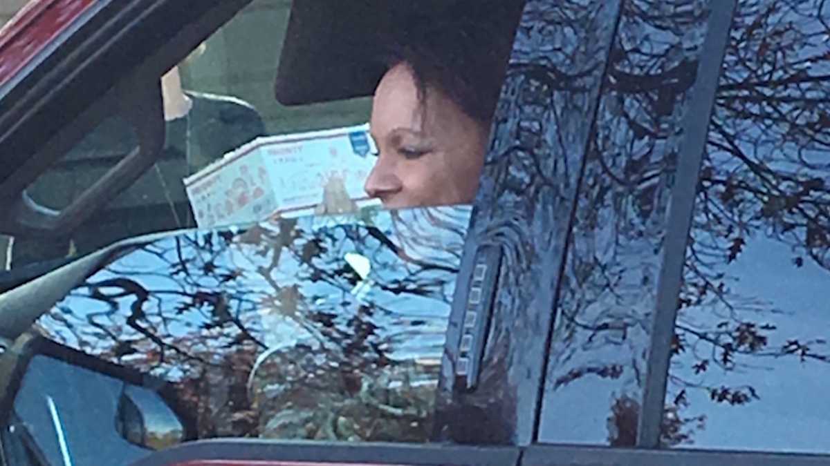 Woman confronts suspected thief, takes picture with smartphone