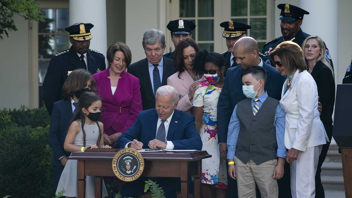 President Biden signs bill awarding medals to Capitol officers who ...