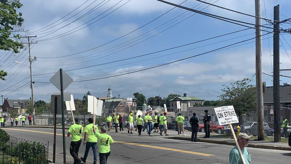 Union for striking BIW workers asks federal mediator to help with contract