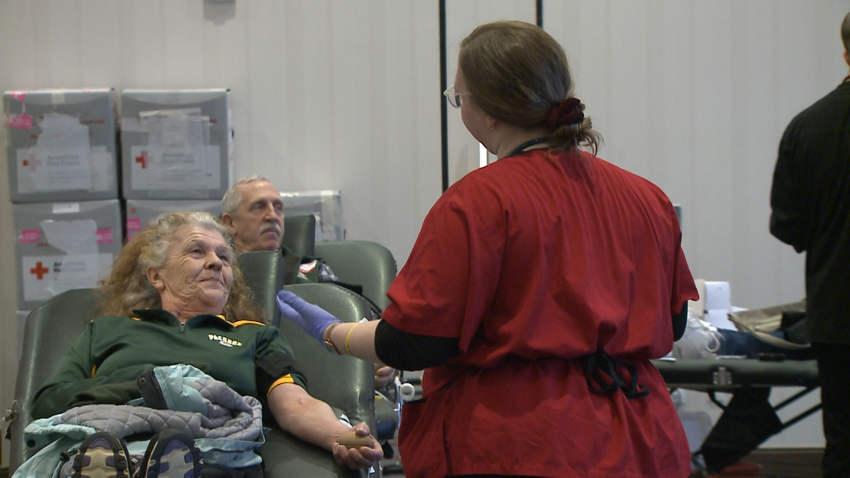 Families give back 1 day after Christmas at Red Cross's biggest holiday ...