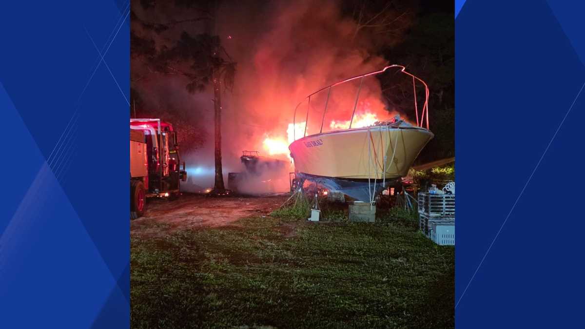 Two boats engulfed by flames in Lehigh Acres
