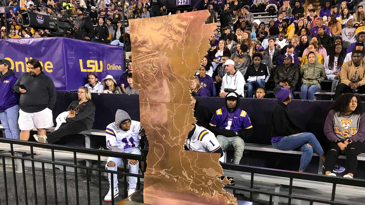 No. 1 LSU boots the Hogs