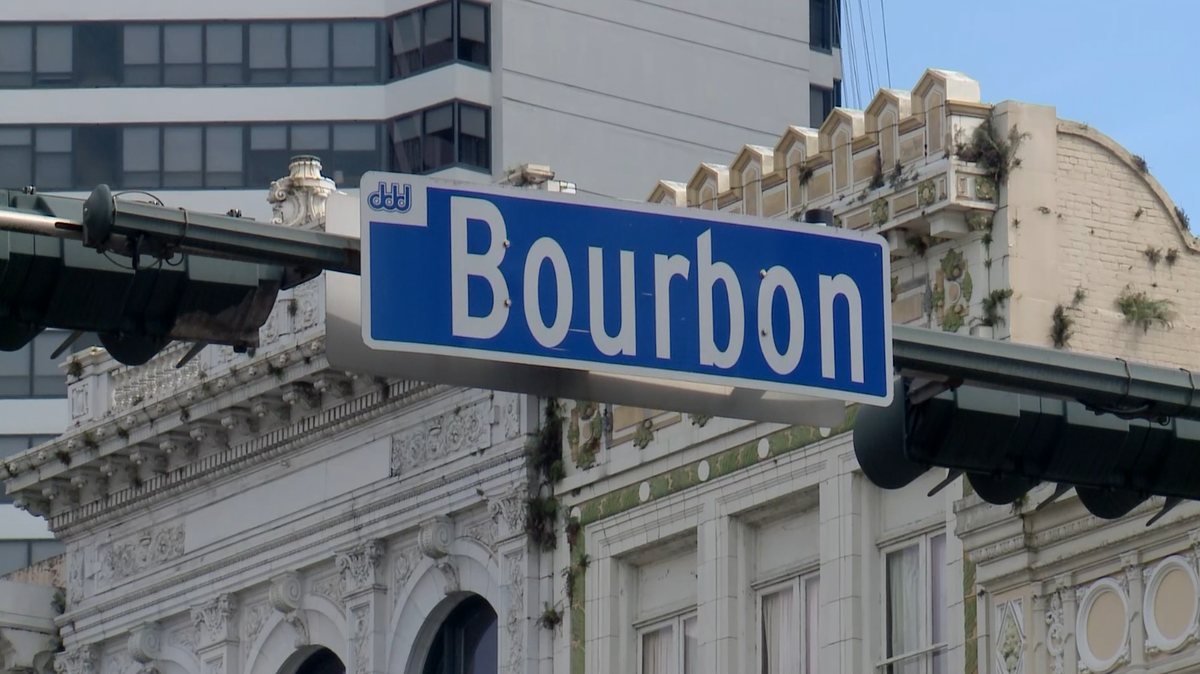 New Orleans police investigate robbery Bourbon Street hotel