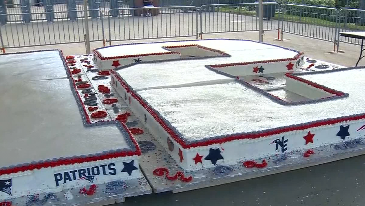 Patriots, fans celebrate Tom Brady's 41st birthday at training camp