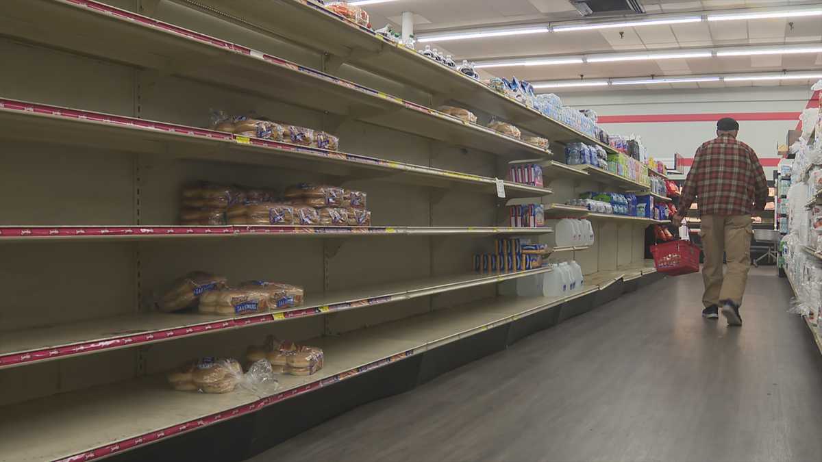 Grocery stores see surge in shoppers as winter storm approaches