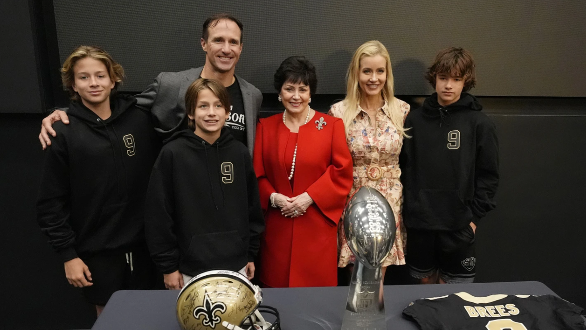 Drew Brees' boys right at home in Saints facility