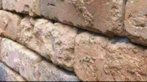 Can you see it? Brick wall optical illusion stumps many