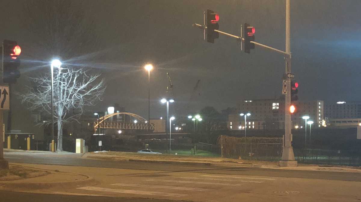 Alternating lane closures as new pedestrian bridge built