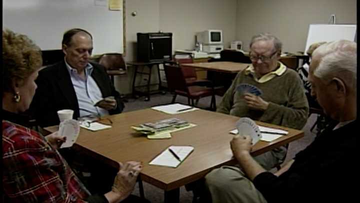 Warren Buffett joins Omaha's bridge club to play cards in 1995