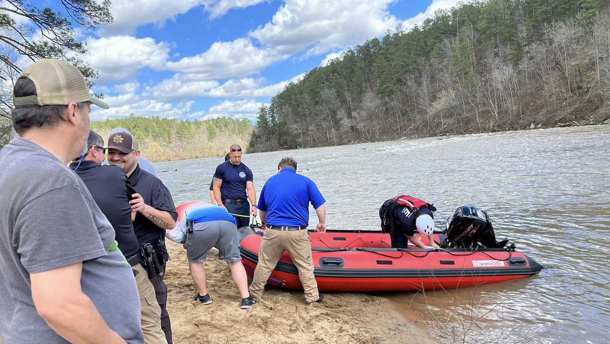 2 people rescued after canoe capsized in Cahaba River