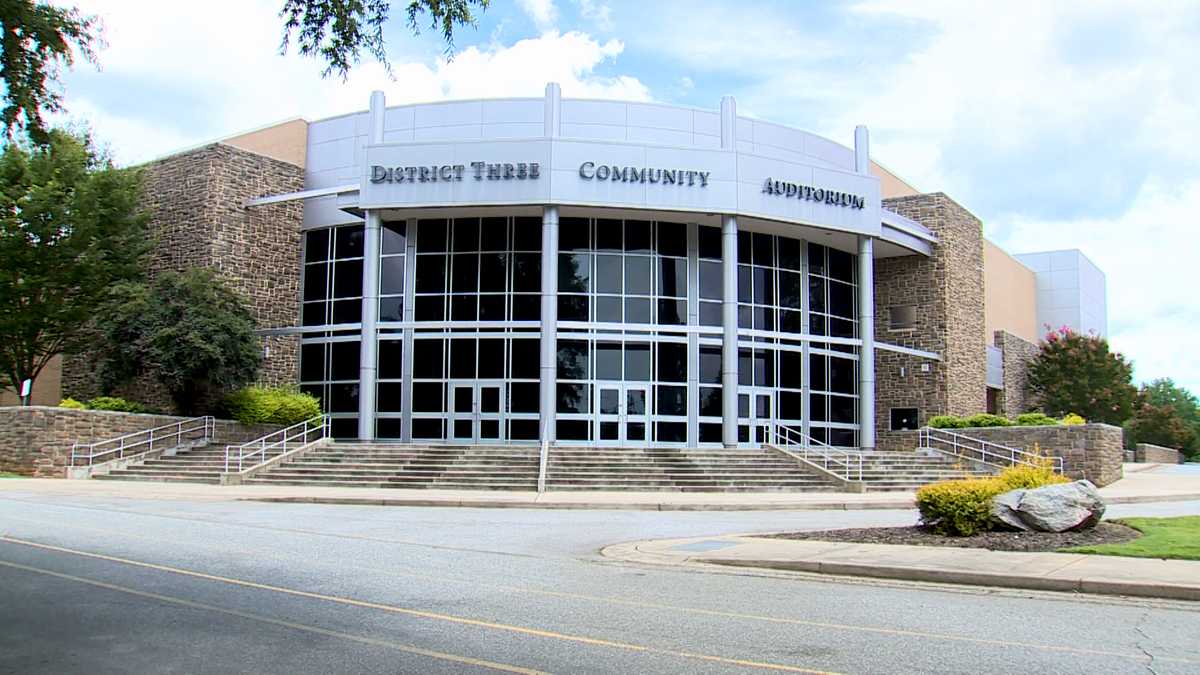 Spartanburg district held a meeting in parking lot about returning to ...