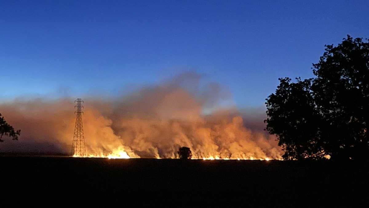 Brush fire in Yolo County near Sac International burns hundreds of acres