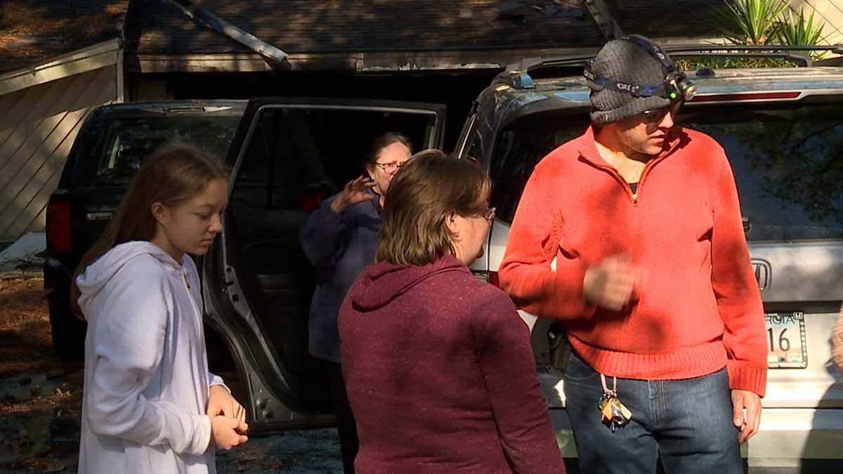 Alert newspaper delivery person saves Bryan County home and family