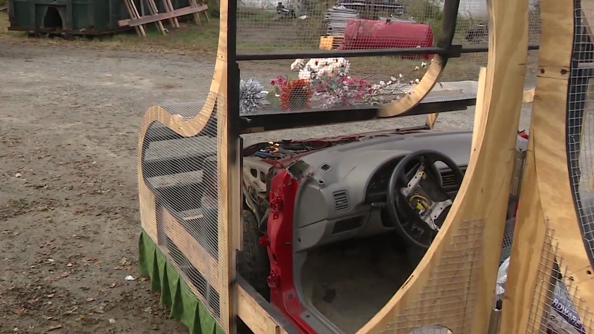 Peek inside work to build floats for America's Hometown Thanksgiving Parade