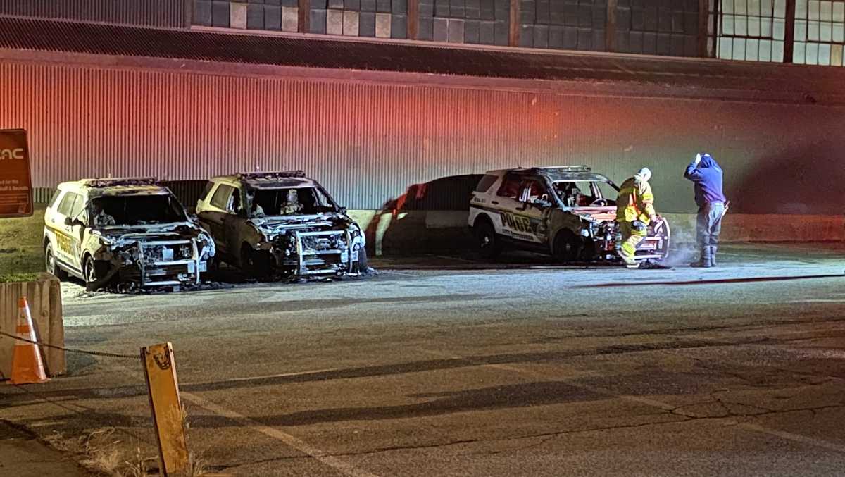 Pittsburgh police cars catch fire, arson investigation underway