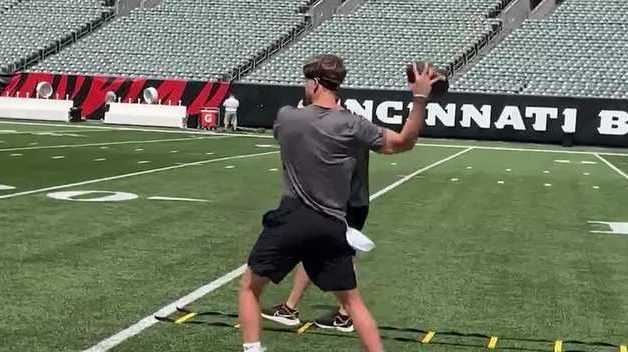 WATCH: Bengals' Joe Burrow completes workout without leg sleeve as he ...