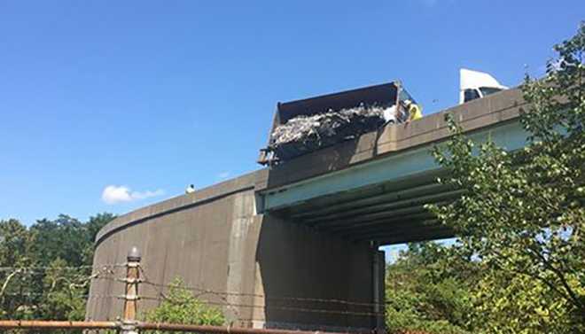 TARENTUM BRIDGE: Trailer leaning over side of Tarentum Bridge after ...