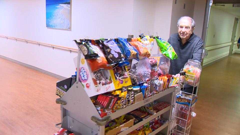 90-year-old 'Candyman' makes days sweeter at Baltimore hospital