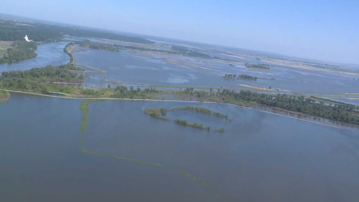 'It looks like a lake': Army Corps surveys flood, levee damage along ...
