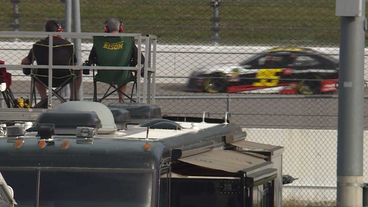 Thousands pack Kansas Speedway for Hollywood Casino 400