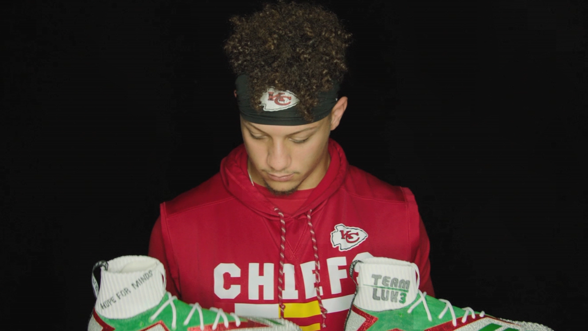 KC Chiefs star Patrick Mahomes sporting custom cleats with local ties