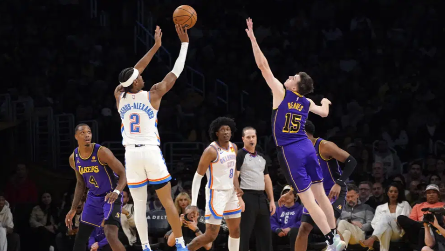 Anthony Davis scores 37, Lakers hold off Thunder 116-111