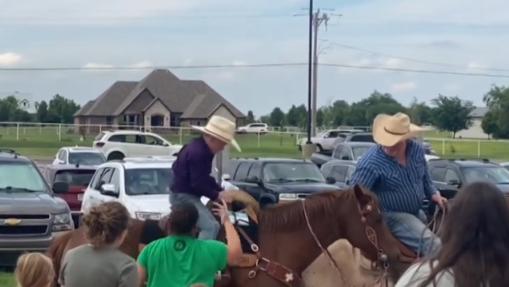 Oklahoma father picks up son from last day of school on horseback
