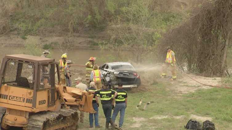 2 dead as car recovered from river