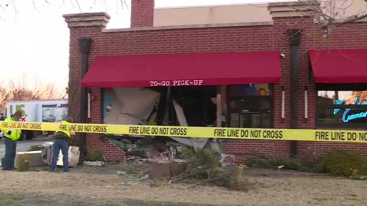 Dave's Hot Chicken in OKC damaged after car crashes into building