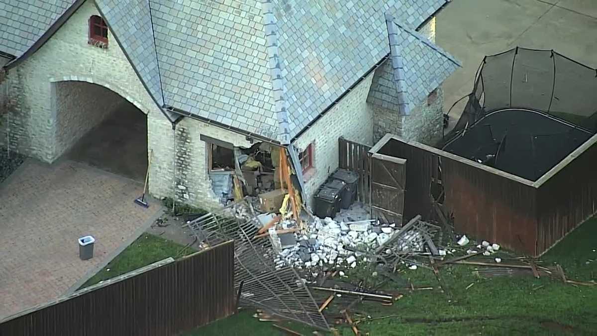 Nichols Hills police search for 2 people who crashed into home