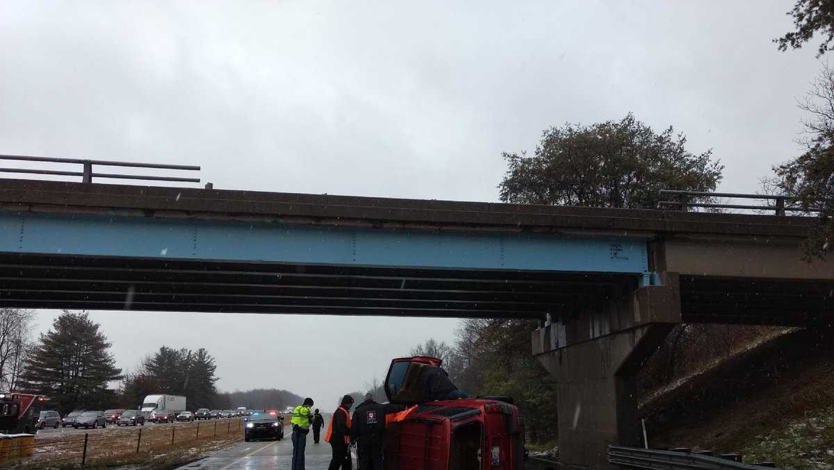 Car slides off overpass, falls onto vehicle in Jackson County