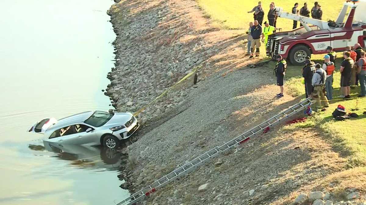 OKC crews pull stolen car out of Oklahoma River; no one found