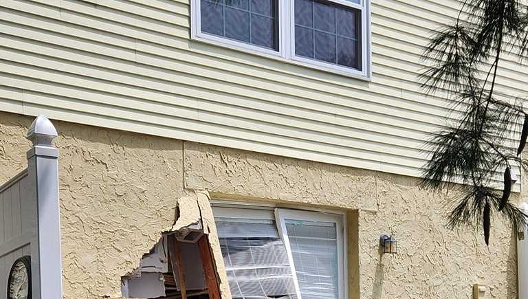 Car crashes through garage, into living room in Bethel Park