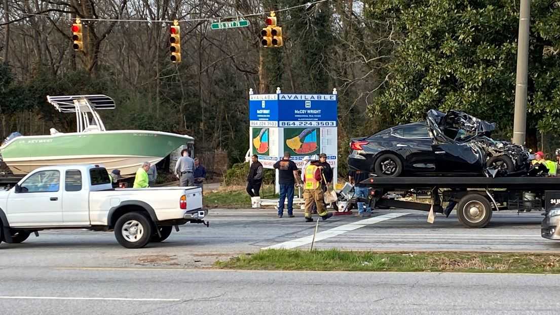 Car hits boat on back of truck on Clemson Boulevard during morning commute