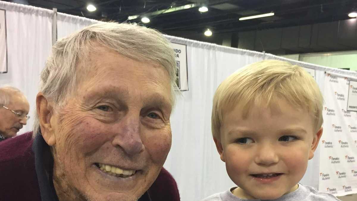 Fans remember Orioles legend Brooks Robinson through photos