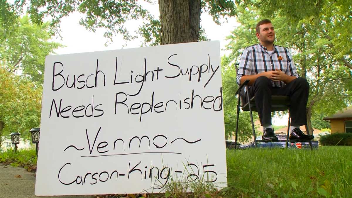 Carson King re-starts sign fundraiser for children's hospitals