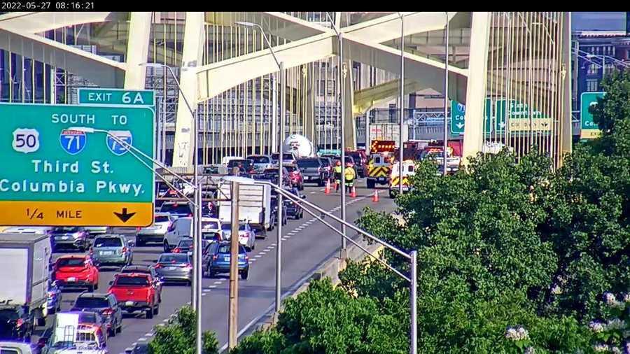 Disabled car blocks lane along NB I-471 at the Daniel Carter Beard Bridge