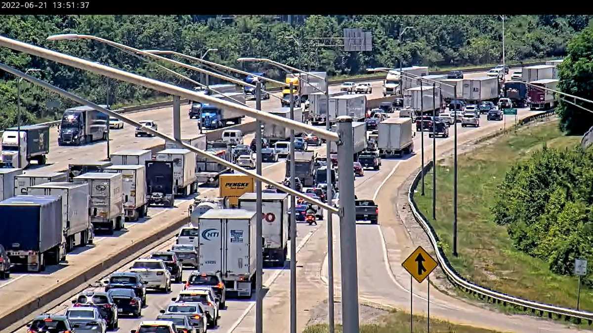 Disabled vehicle blocks center lane along southbound I-71/75 in Florence