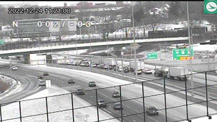Reports of a crash with injuries on I-75 in Camp Washington