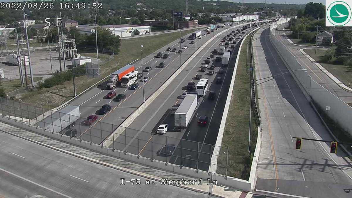 A crash with injuries is blocking a lane along southbound I-75