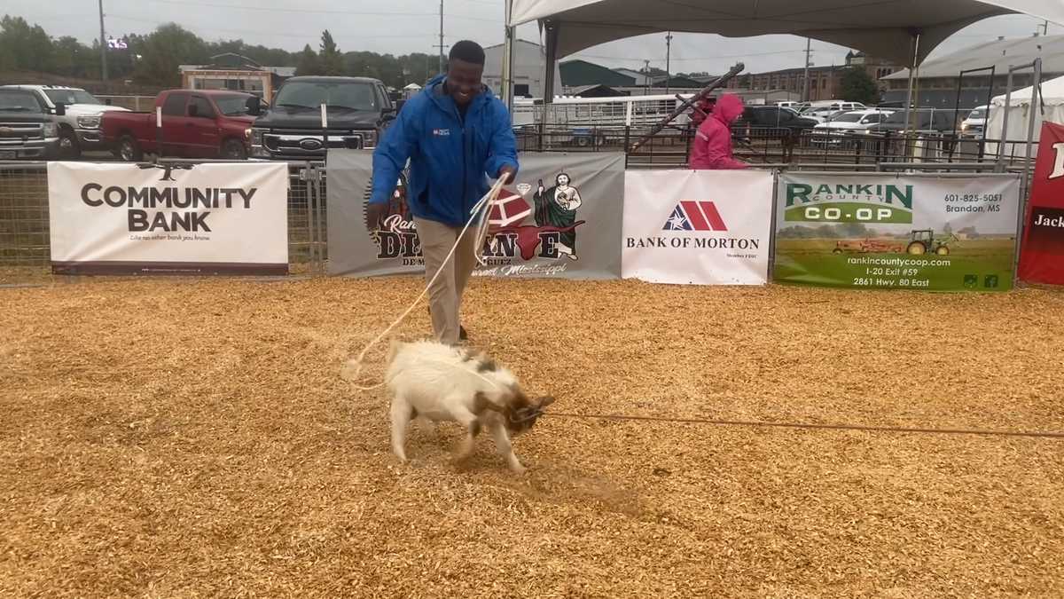 16 WAPT's Cecil Hannibal tries his hand at goat roping at the ...