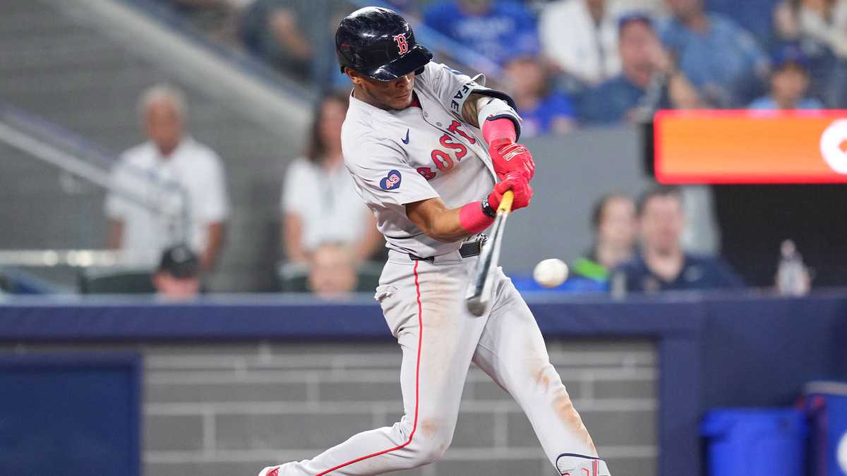 Red Sox rally to beat Blue Jays for 4th straight win