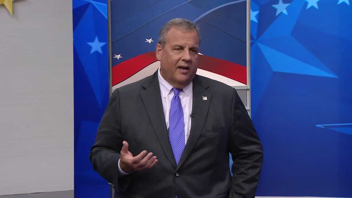 Republican Chris Christie speaks at New Hampshire town hall