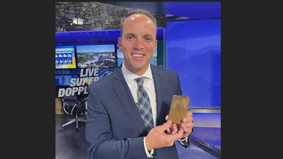 South Carolina: Flea market Bible has meteorologist giving praise