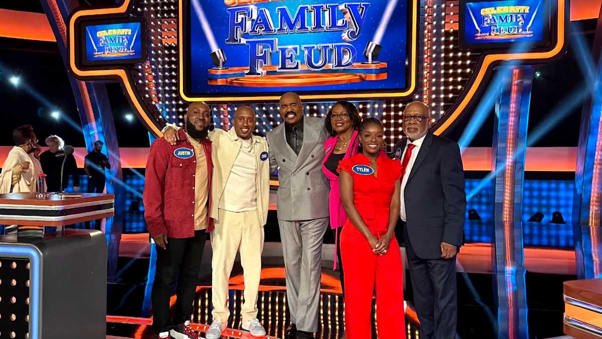 Brandon family, led by 'SNL' star son, wins 'Celebrity Family Feud'